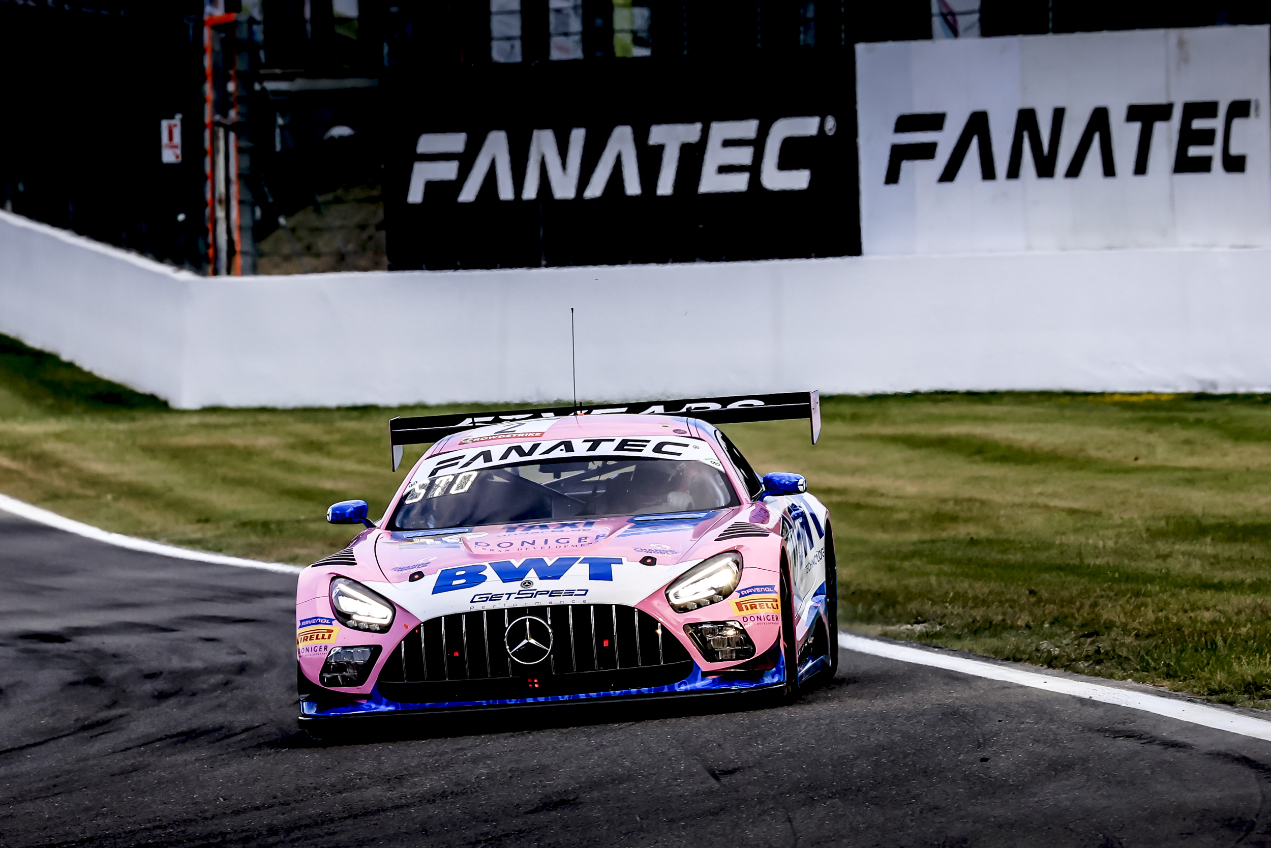 2-hour update: #2 AMG Team Getspeed Mercedes-AMG takes over the lead of ...